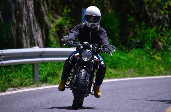 Tips Berkendara di Jalanan Berlubang Tanpa Perlu Khawatir! | Suzuki ...